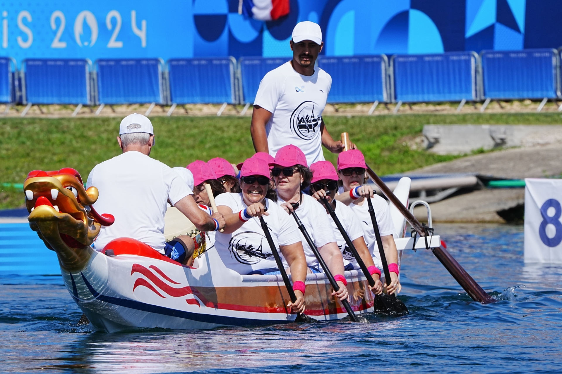 Breast cancer survivors among paddlers in Dragon Boat demonstration at ...