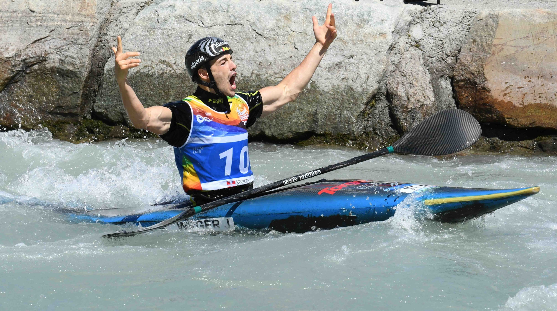 Weger weaves his magic to wow Italian crowd in Ivrea | ICF - Planet Canoe