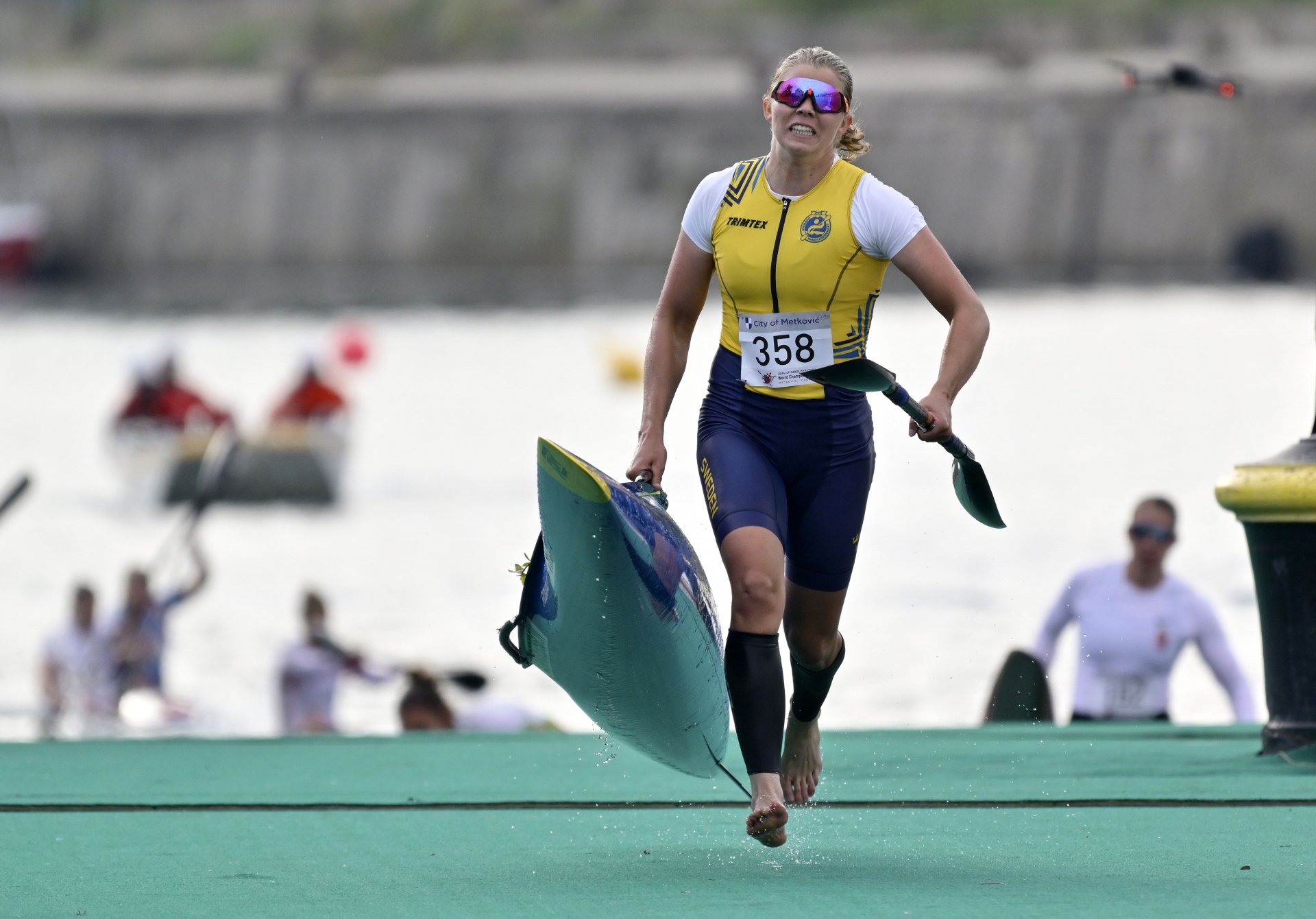 Andersson uses spare paddle to win world title as Pedersen prevails in ...